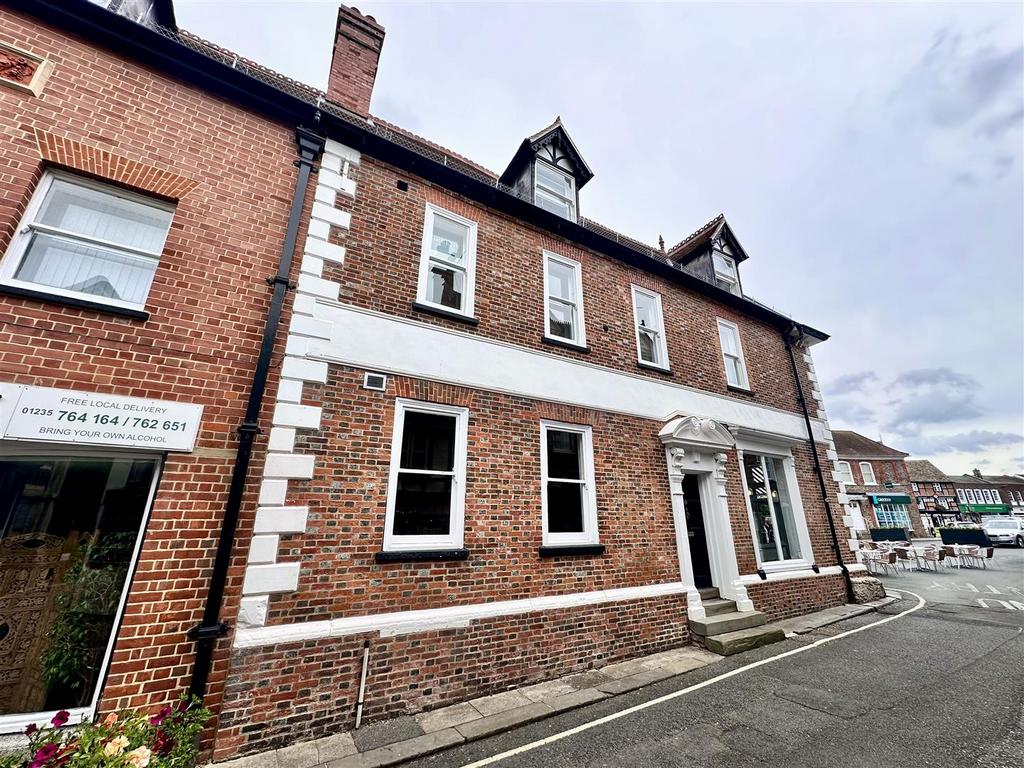 Market Place, Wantage OX12 2 bed apartment to rent - £1,295 pcm (£299 pw)