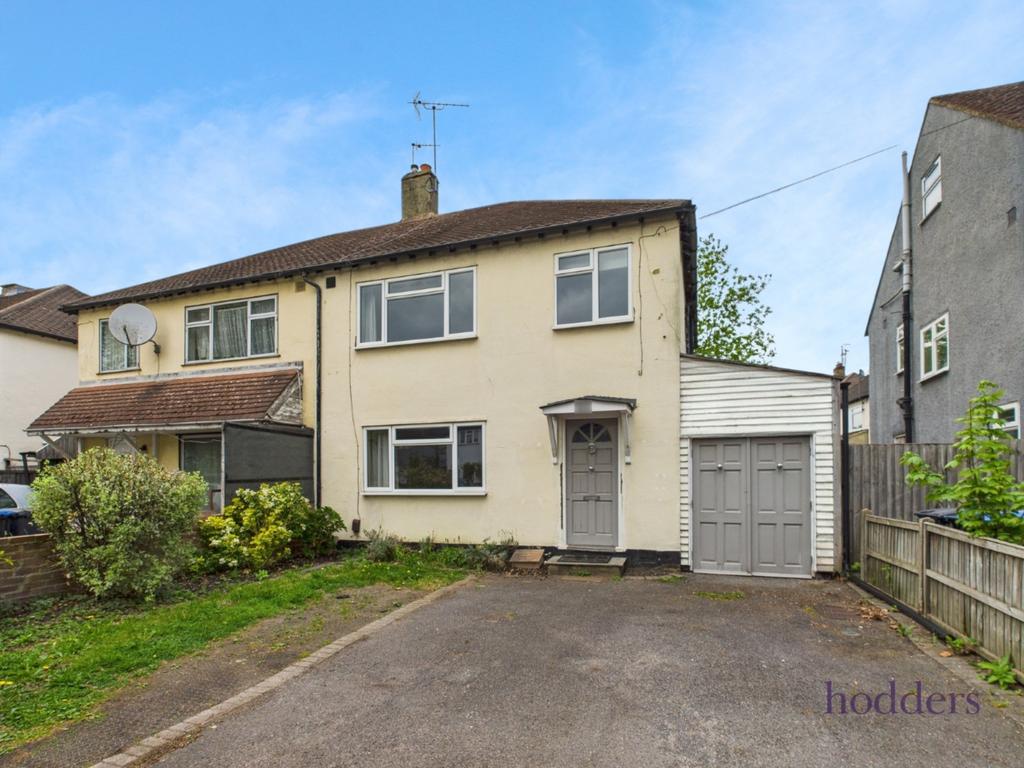 Green Lane, Addlestone, Surrey, KT15 3 bed semi-detached house - £1,895 ...