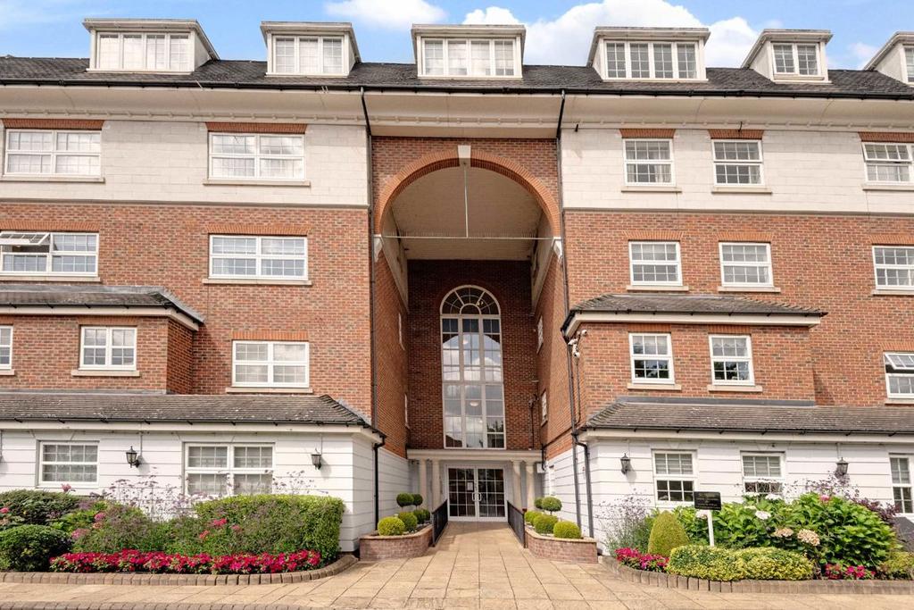 Century Close, London NW4 3 bed flat to rent - £3,250 pcm (£750 pw)