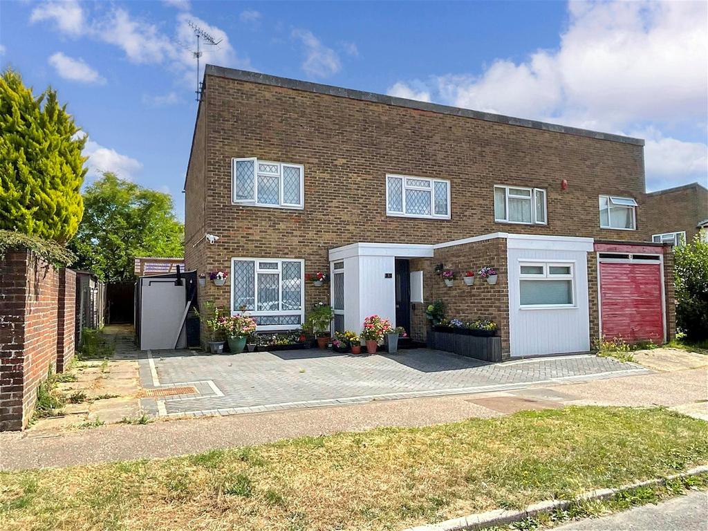 Harris Close, Crawley, West Sussex 3 bed semi-detached house - £400,000