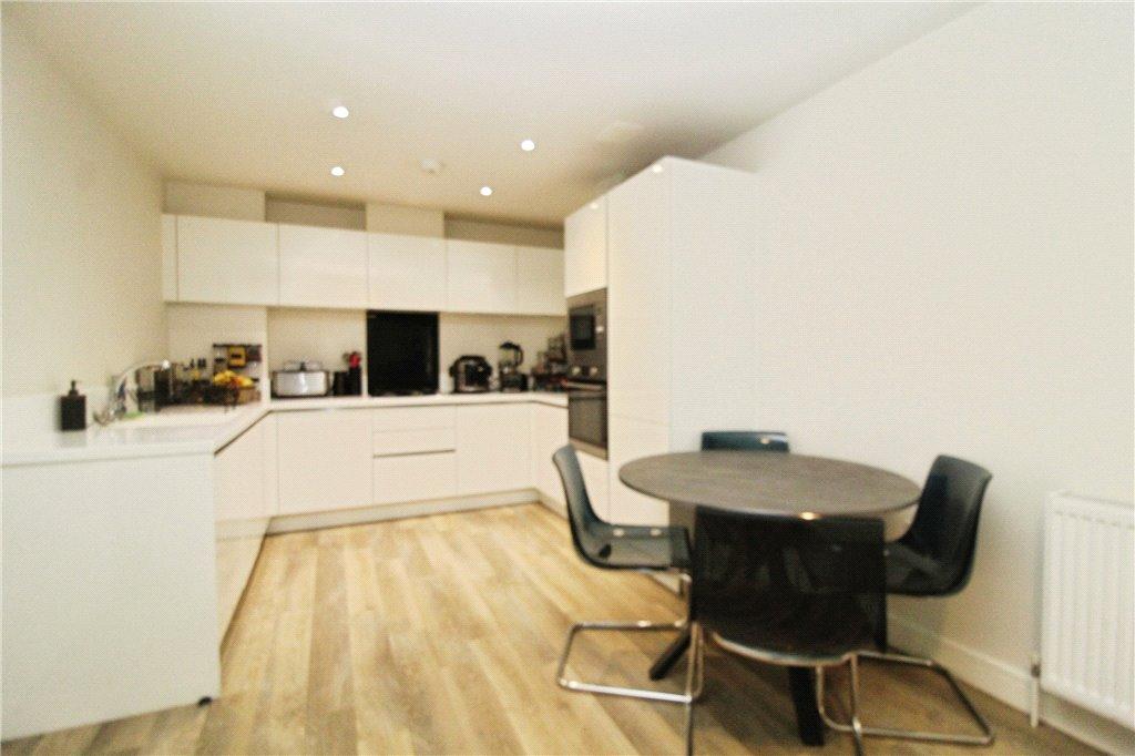 Radcliffe Road, Croydon, CR0 2 bed apartment - £1,750 pcm (£404 pw)