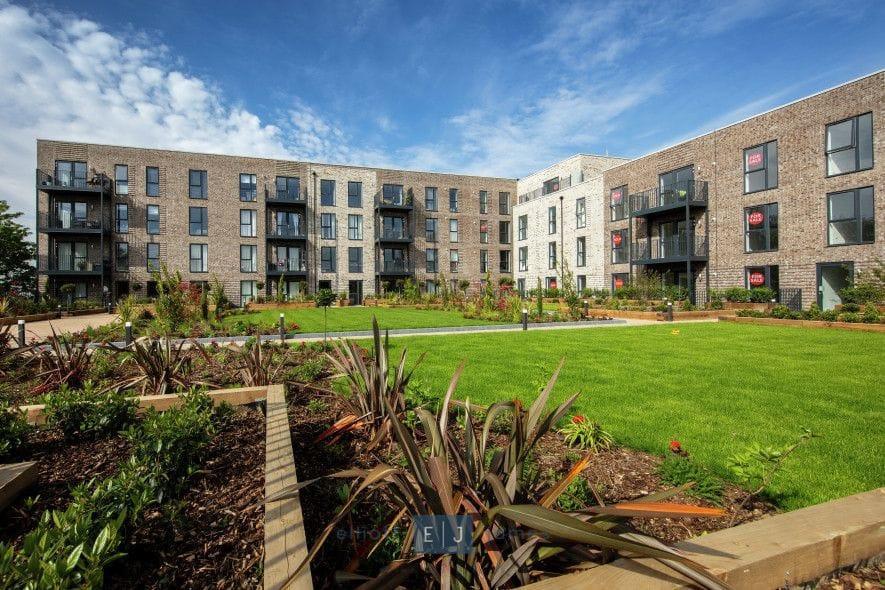 Academy Way, Loughton IG10 2 bed apartment for sale - £450,000