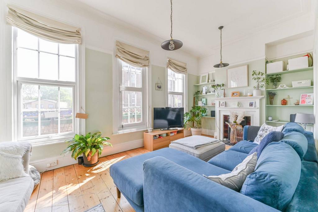 London Road, Norbury, London, SW16 3 bed flat for sale - £450,000