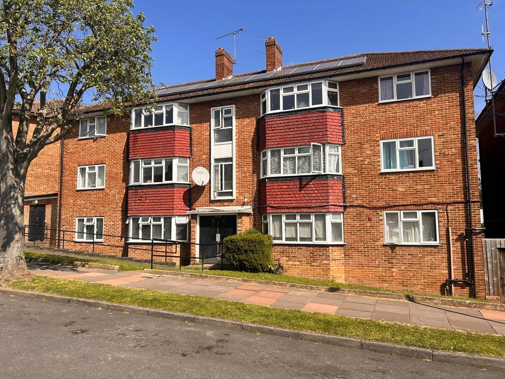 Maylands Drive, Sidcup, DA14 2 bed flat - £1,450 pcm (£335 pw)