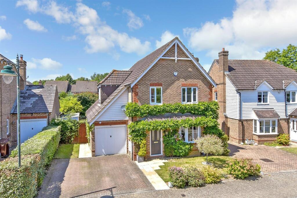 Goldings Close, Kings Hill, ME19 4BE 4 bed detached house - £2,300 pcm ...