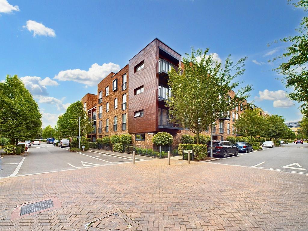 Howard Road, Stanmore, HA7 3 bed flat for sale - £580,000