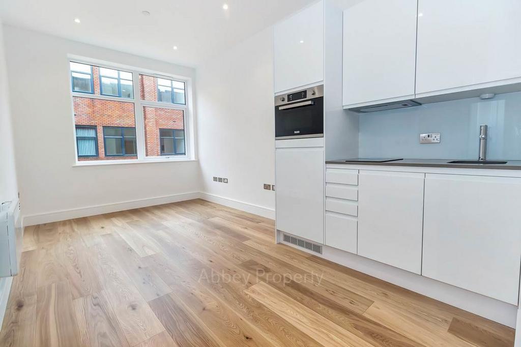 Flowers Way, Luton, LU1 1 bed flat to rent - £975 pcm (£225 pw)