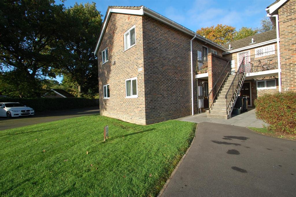 Upper Heyshott, Petersfield. 2 bed flat - £1,050 pcm (£242 pw)
