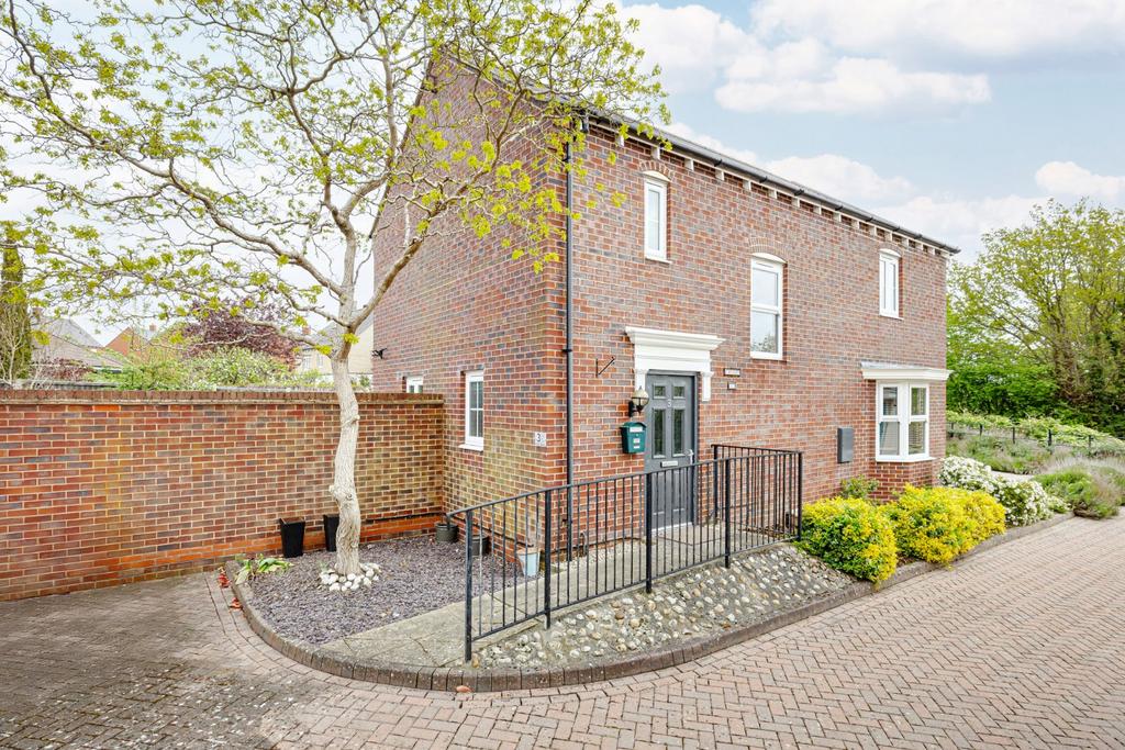 Peachey Walk, Stansted, Essex, CM24 3 bed semi-detached house for sale - £450,000