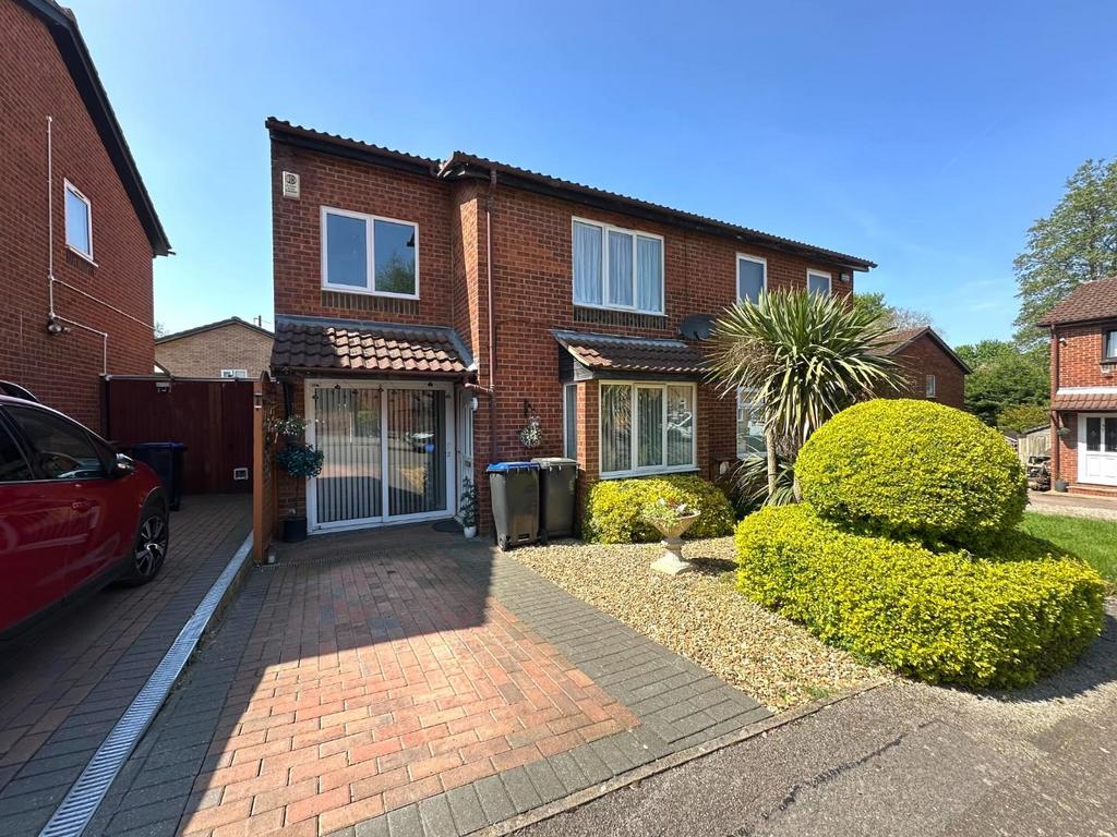 Probyn Close, Southfields... 3 bed semi-detached house for sale - £250,000
