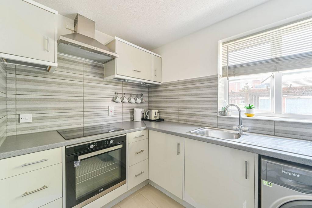 Marathon Way, Thamesmead, London, SE28 2 bed flat to rent - £3,120 pcm ...