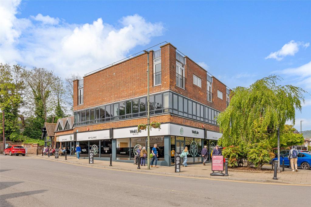 Station Road East, Oxted, Surrey, RH8 2 bed flat - £1,600 pcm (£369 pw)