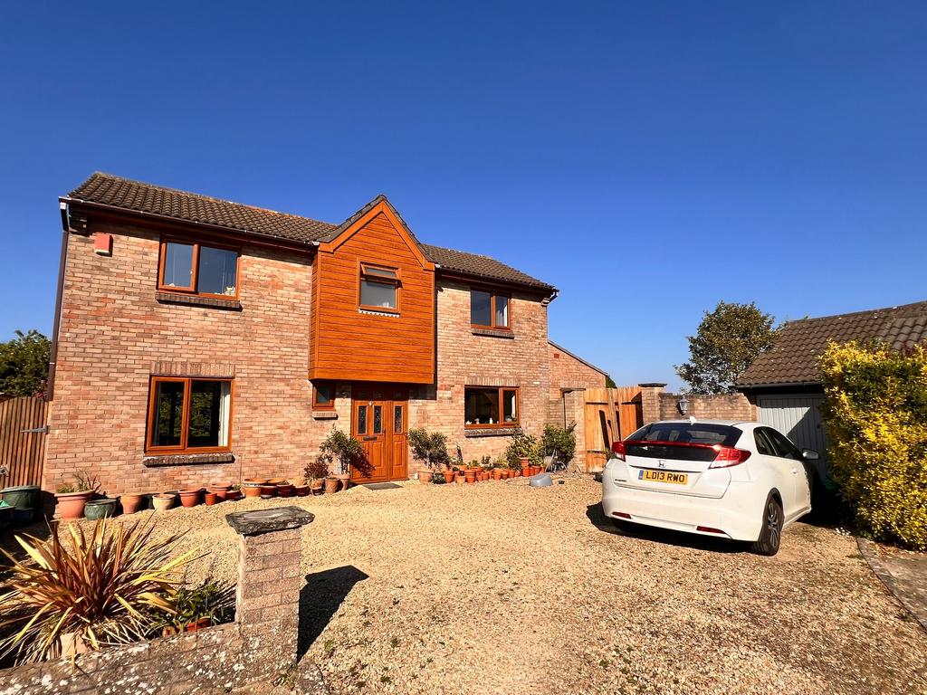 Fonmon Park Road, Rhoose, CF62 4 bed detached house for sale - £300,000