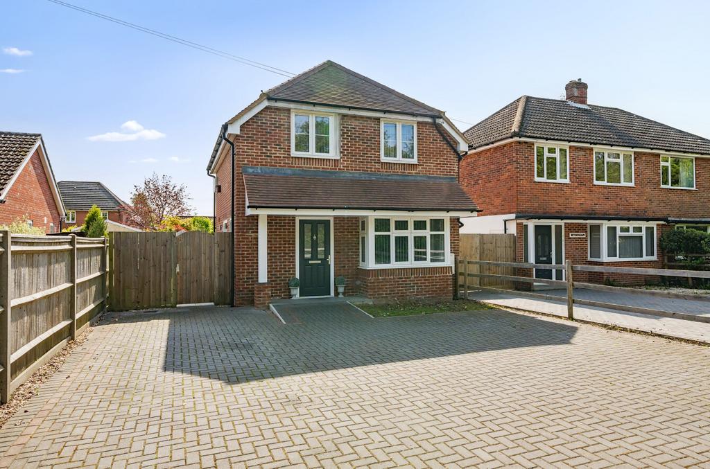 Segensworth Road, Fareham, Hampshire... 3 bed detached house for sale ...