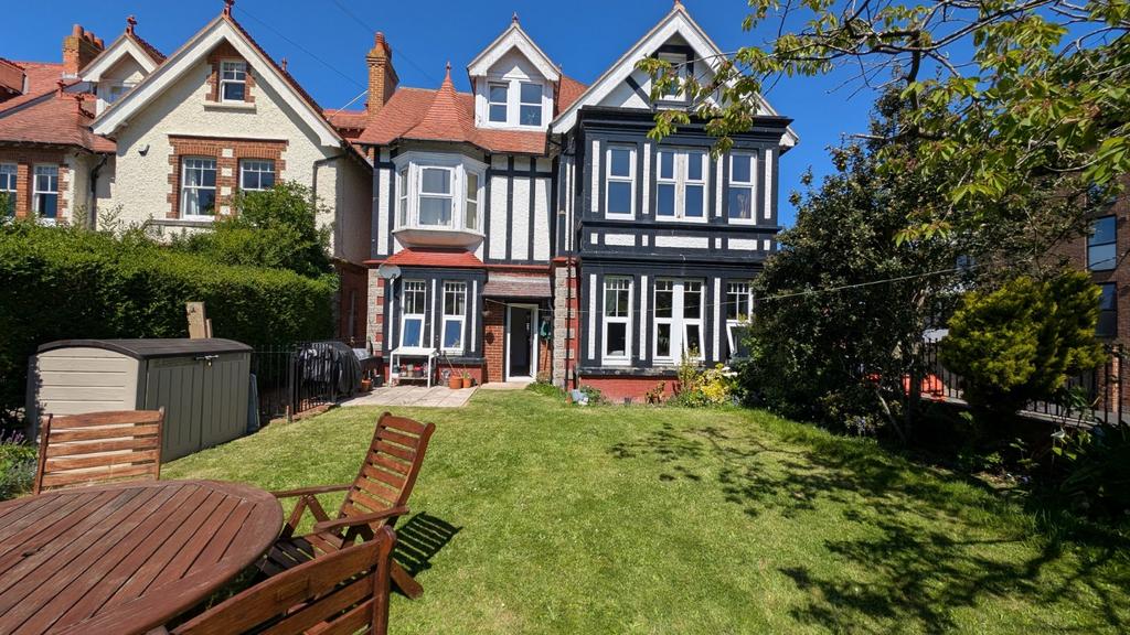Shorncliffe Road, Folkestone, Kent, CT20 2 bed flat - £1,100 pcm (£254 pw)