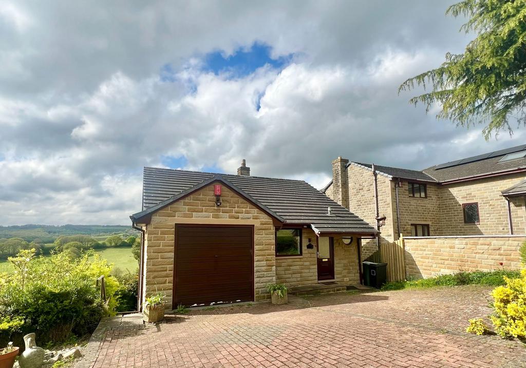 Daleside, Dewsbury, WF12 0PJ 3 bed detached house - £1,300 pcm (£300 pw)