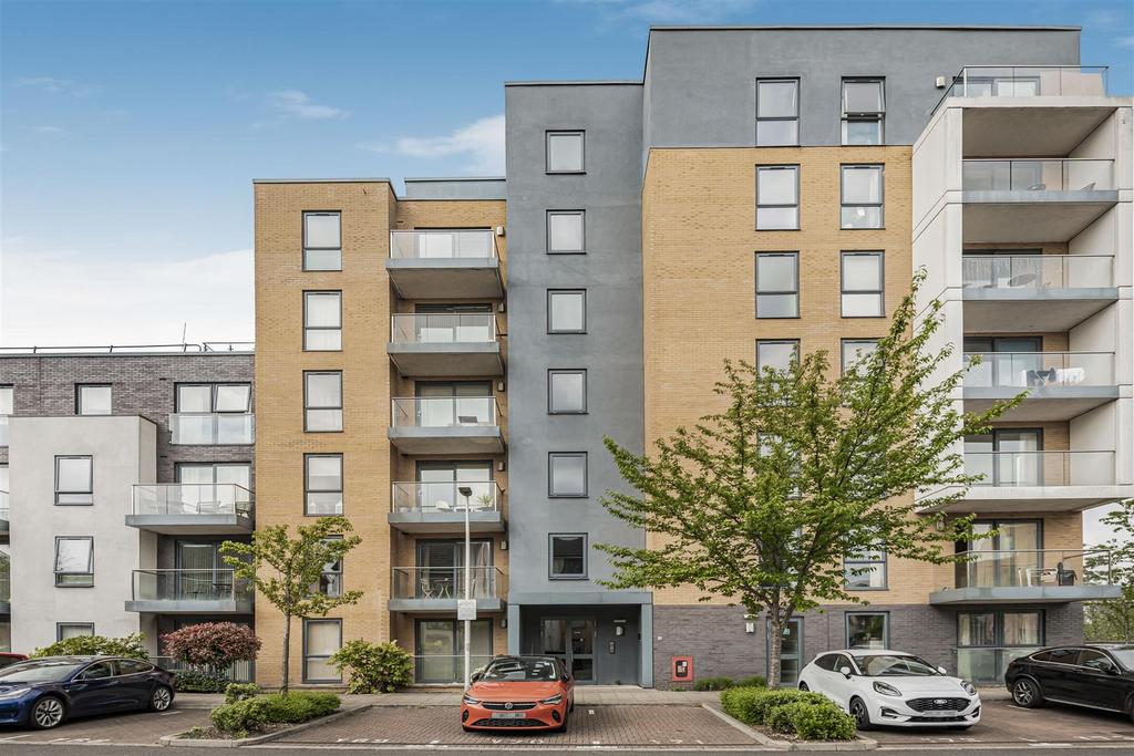 Cygnet House, Drake Way, Reading 1 bed apartment - £200,000