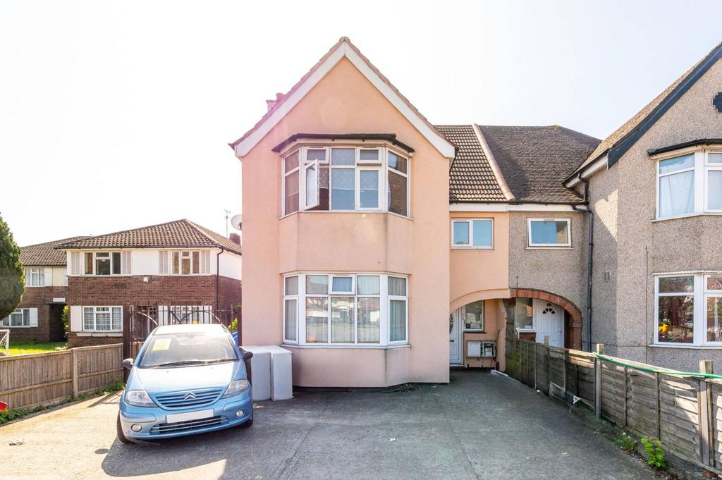 Great South West Road, Hounslow, TW4 2 bed flat to rent - £2,000 pcm (£ ...