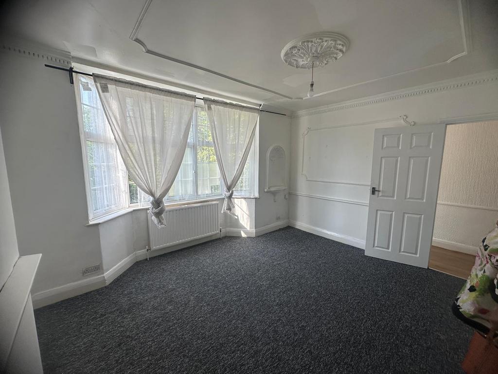 Faircross Avenue, Barking, Essex, IG11 2 bed flat - £1,600 pcm (£369 pw)