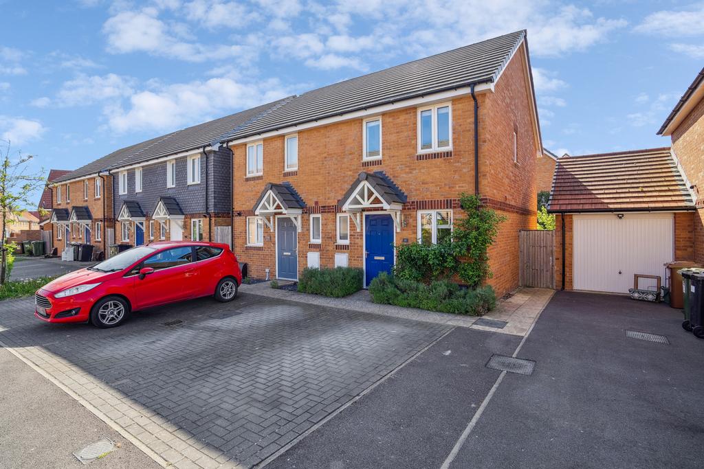 Buckthorn Crescent, Didcot, OX11 2 bed semi-detached house - £325,000