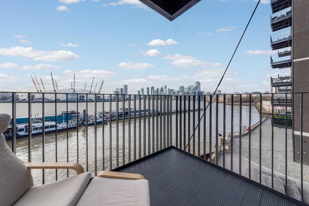 Orchard Place, London E14 2 bed flat - £2,750 pcm (£635 pw)