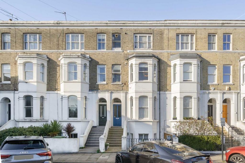 Westcroft Square, London W6 2 bed flat - £3,000 pcm (£692 pw)