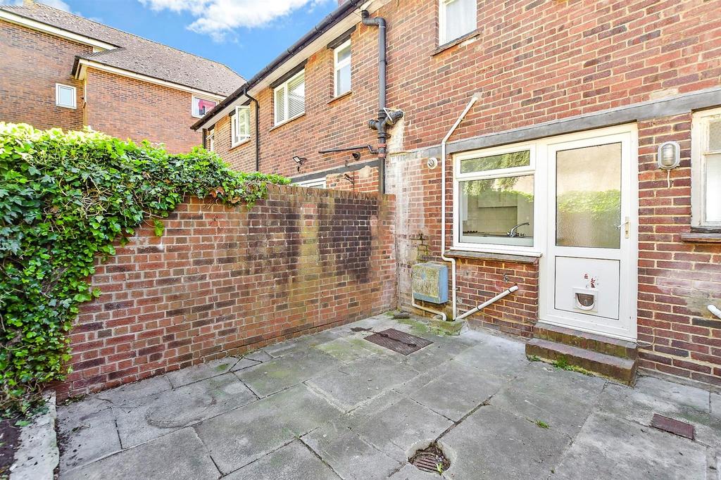 The Stade, Folkestone CT19 2 bed terraced house - £208,500