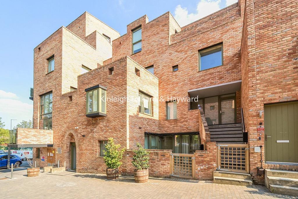 Edgewood Mews, London, N3 2 bed flat for sale - £500,000