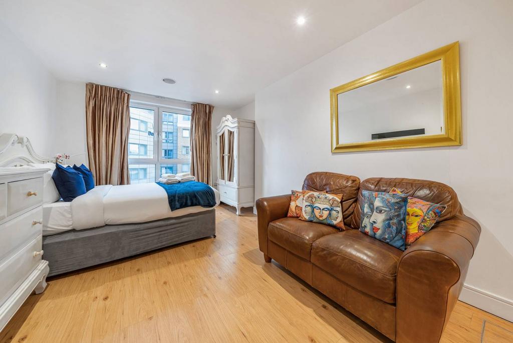 Octavia House, Imperial Wharf... Studio to rent - £2,200 pcm (£508 pw)