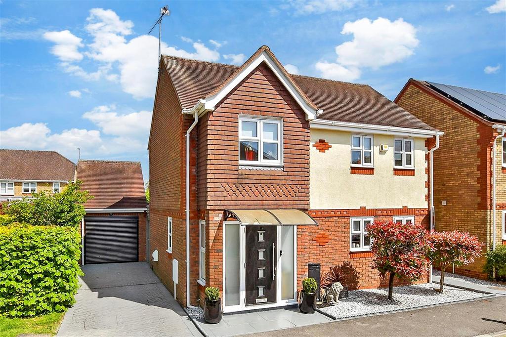Tanbridge Park, Horsham, West Sussex 3 bed detached house - £600,000
