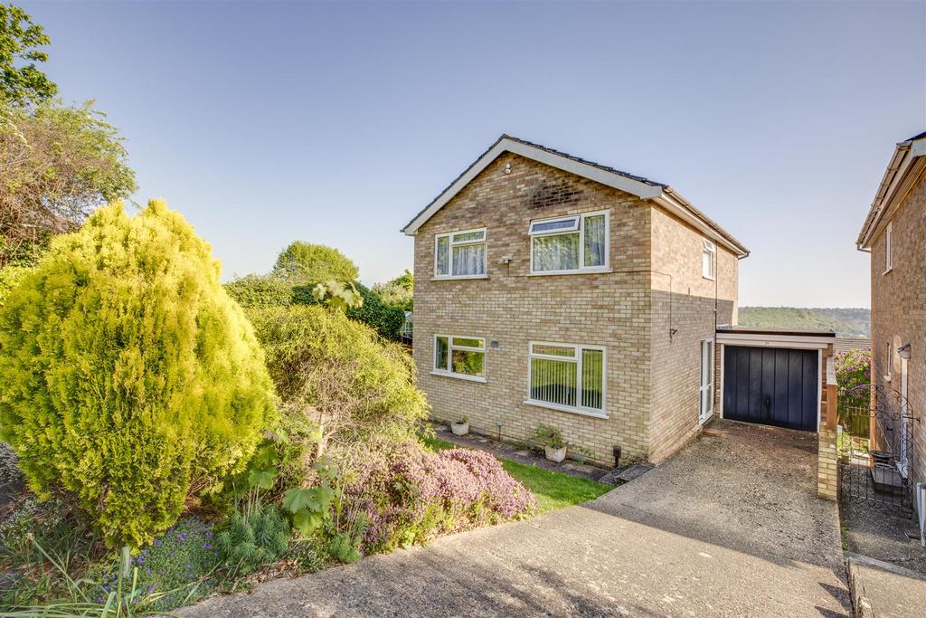 Curlew Close, High Wycombe HP13 4 bed detached house - £600,000