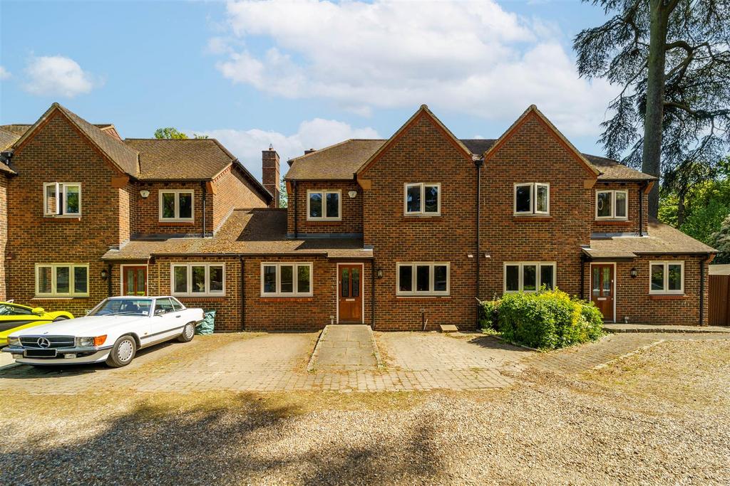 Main Drive, Iver SL0 3 bed semi-detached house for sale - £900,000