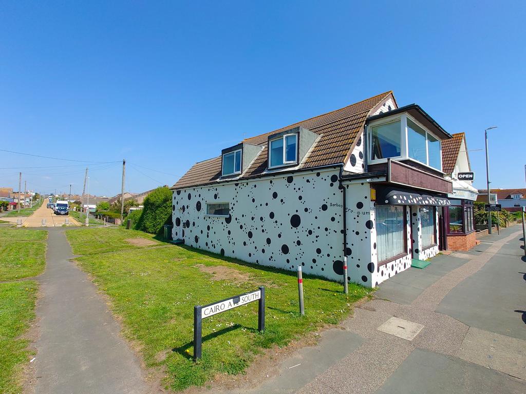 South Coast Road, Peacehaven 2 bed apartment for sale - £240,000