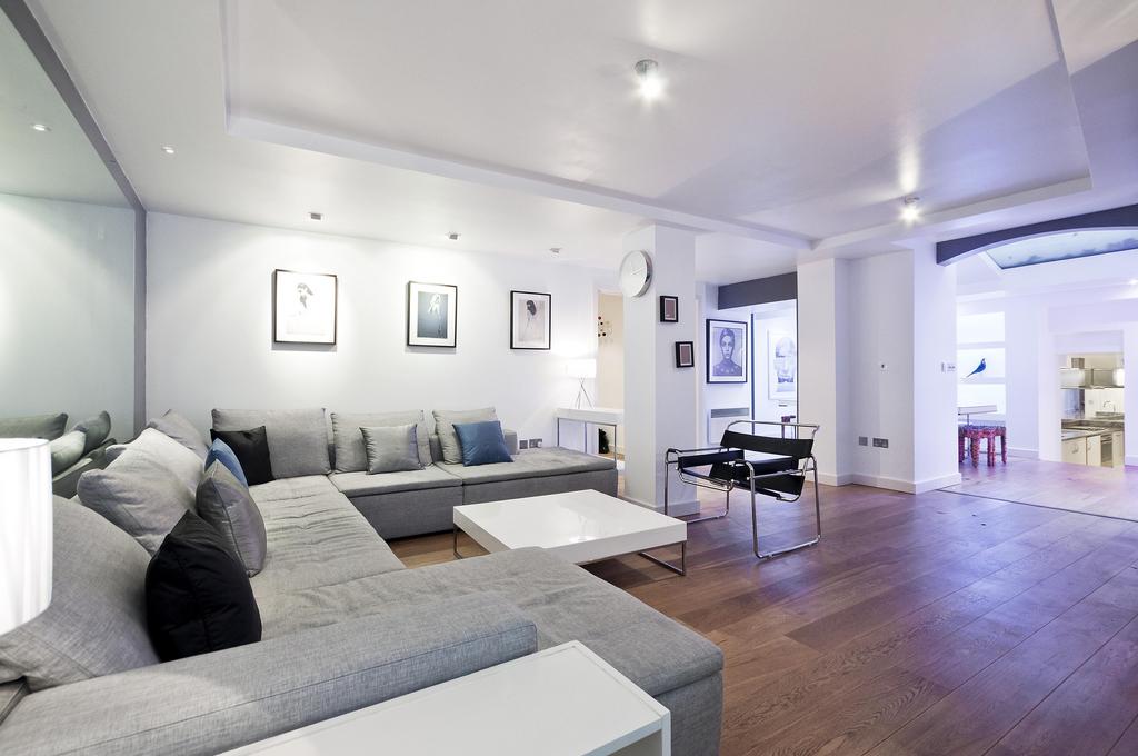 Martin Lane, London, EC4R 4 bed apartment - £5,600 pcm (£1,292 pw)