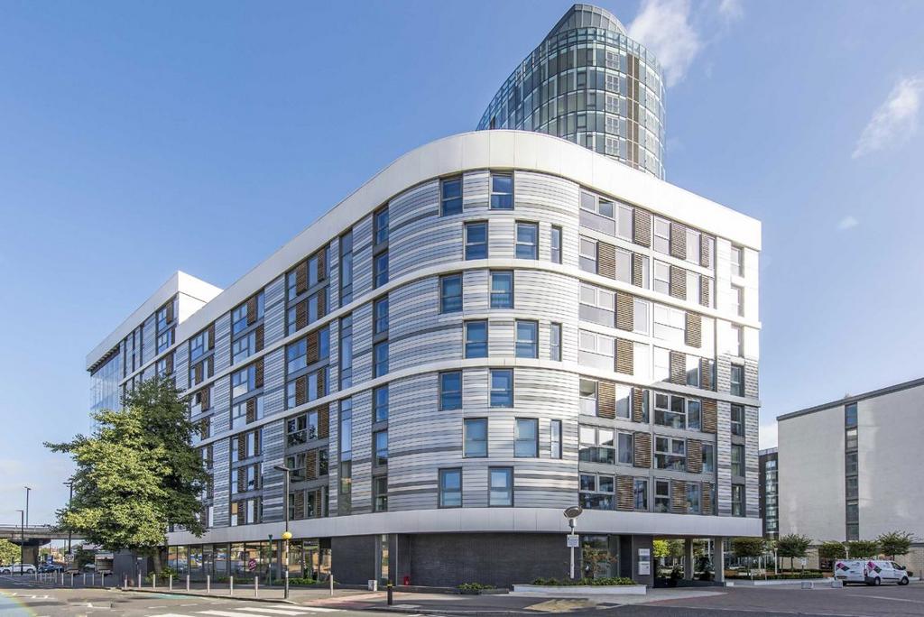 Ealing Road, Brentford TW8 1 bed flat - £1,846 pcm (£426 pw)