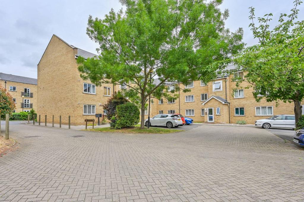 Langbourne Place, Isle Of Dogs... 2 bed flat to rent - £2,350 pcm (£542 pw)