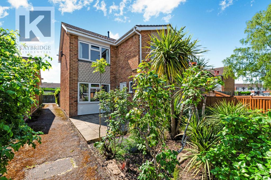Andover Close, Epsom, KT19 3 bed semi-detached house for sale - £450,000