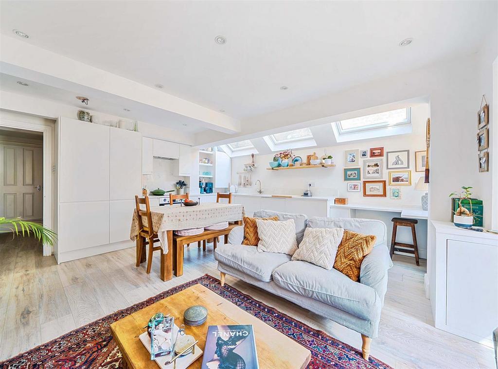 Priory Park Road, London, NW6 2 bed flat for sale - £799,950