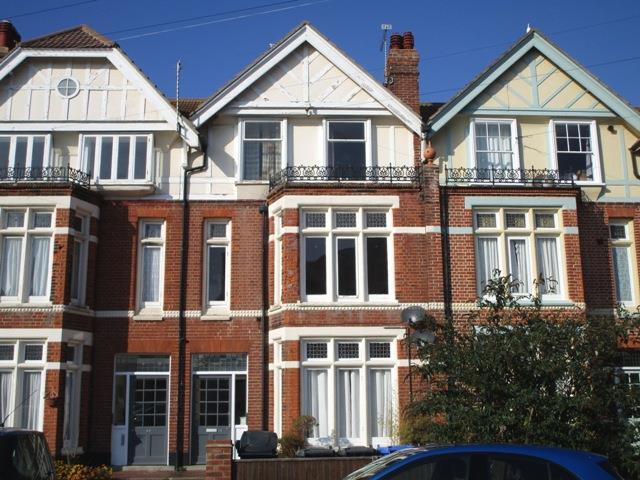 Kirkley Cliff Road, Lowestoft. NR33 0DB 1 bed flat - £575 pcm (£133 pw)
