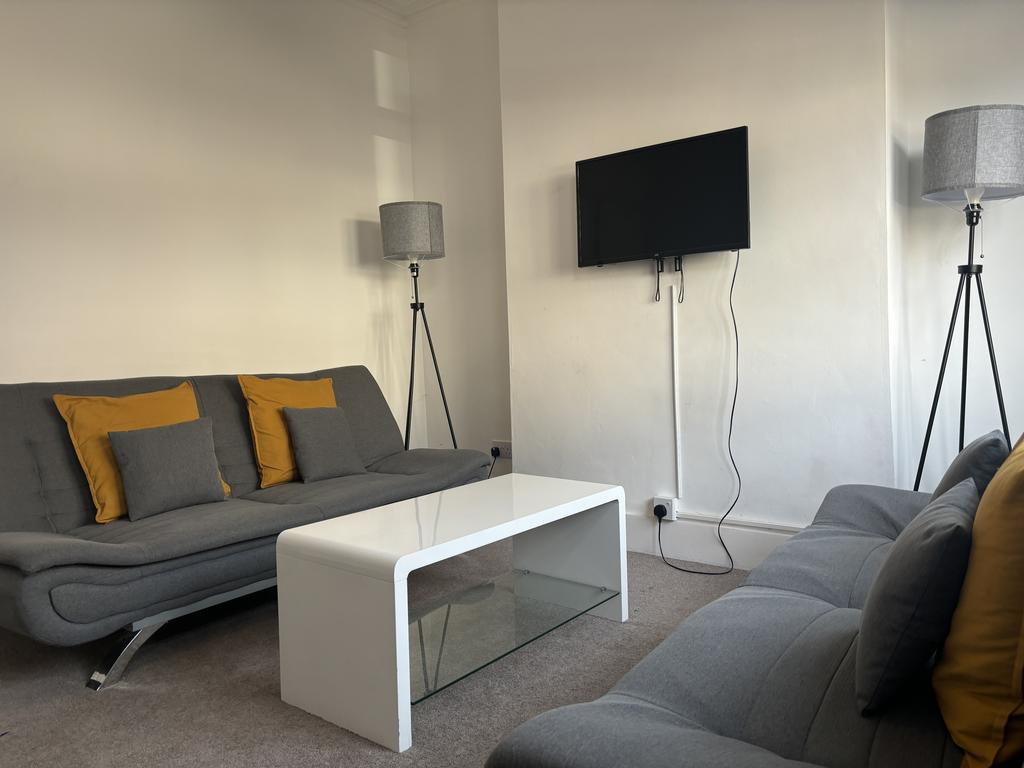 Marion Road, Sheffield S6 3 bed terraced house - £900 pcm (£208 pw)