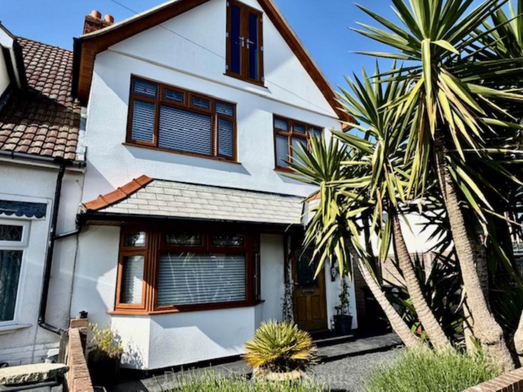 Waterloo Road, Gosport 3 bed end of terrace house - £420,000