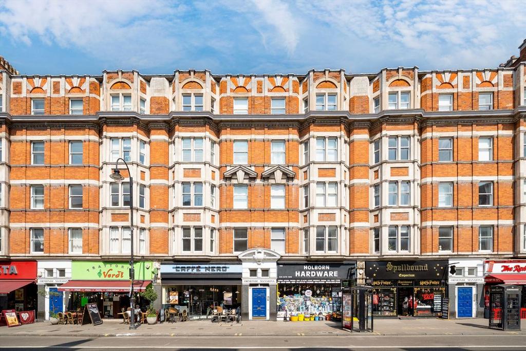Southampton Row, London WC1B 4 bed flat to rent - £4,498 pcm (£1,038 pw)