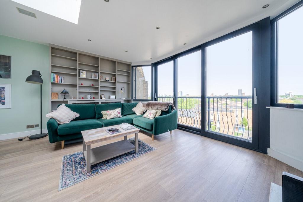 Lavender Hill, Battersea, London, SW11 2 bed flat - £675,000