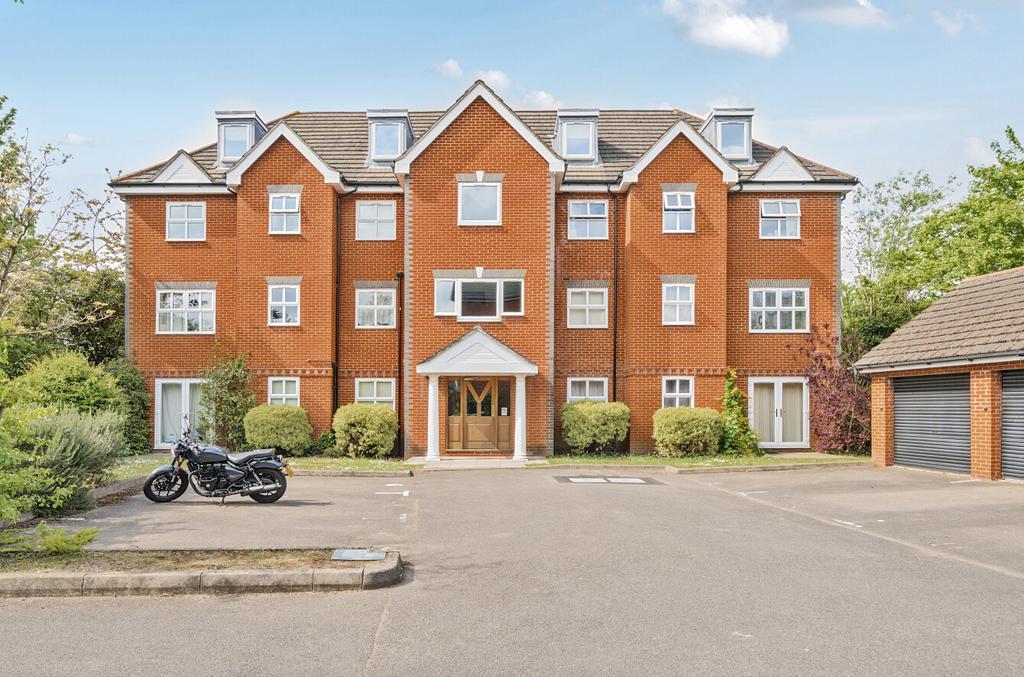 Vale Farm Road, Woking GU21 2 bed flat for sale - £400,000