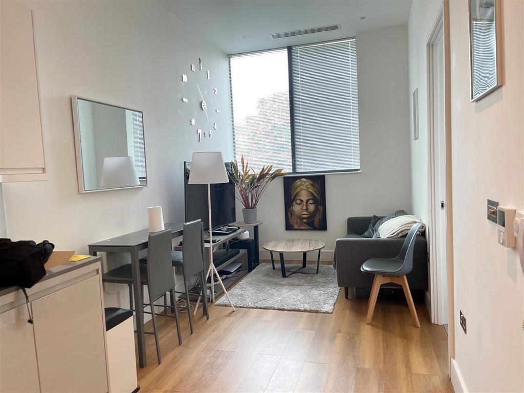 Bath Road, Slough SL1 1 bed flat - £1,200 pcm (£277 pw)