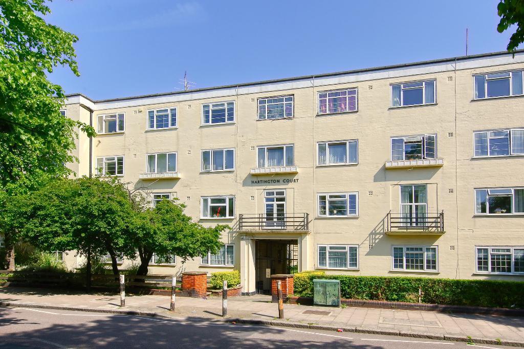Hartington Court, Lansdowne Way... 1 bed flat - £1,600 pcm (£369 pw)