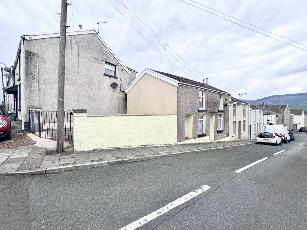 Aberdare CF44 2 bed end of terrace house - £105,000