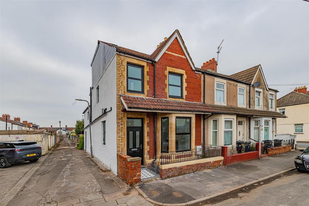 York Street, Cardiff CF5 2 bed apartment - £235,000