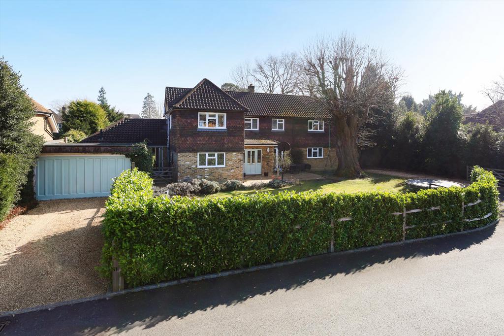 Oatlands Mere, Weybridge, Surrey, KT13 4 bed detached house for sale ...