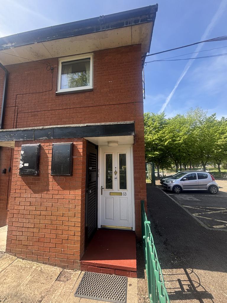 Highfield Road, Stretford, M32 8NQ 2 bed flat - £145,000